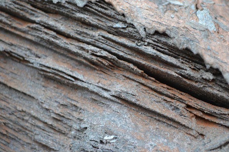 Minério de ferro bruto às margens de Rodovia MG-010, em Conceição (MG ...