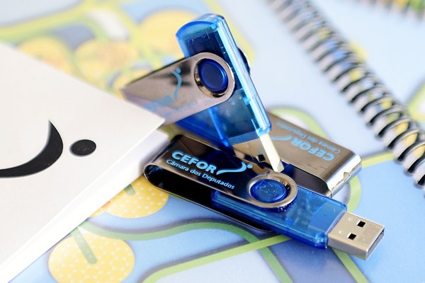 Cefor distribui pen drives para reduzir uso de material didático ...